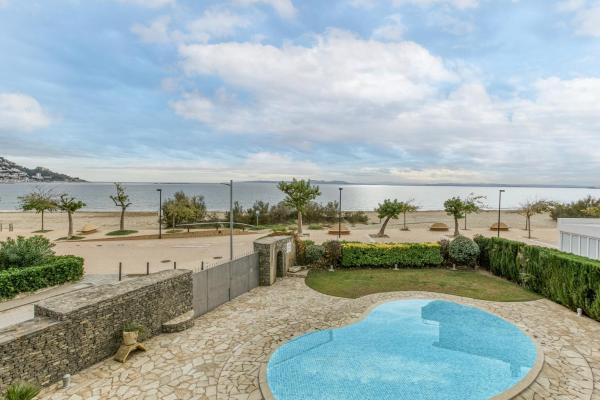 Roses Frontline Perfect For Family - Cadaqués