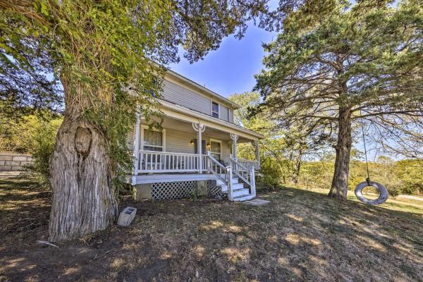 The Farm House With Deck And Historic Charm! - レブンワース, KS