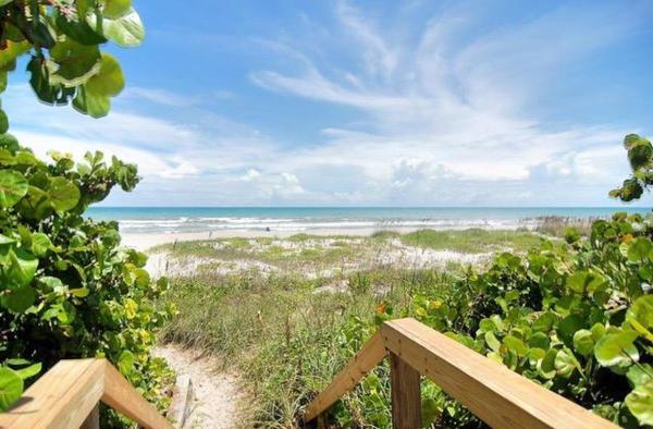 Quiet Vista Del Mar 2 Bedroom Condo Beachfront Property - Merritt Island, FL