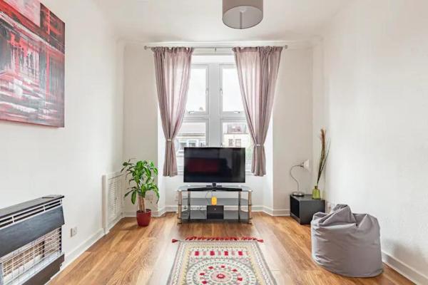 Spacious Stylish Centraly Located Flat Near Beach - Largs