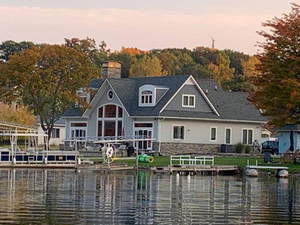 Runyan Lake House / 4 Private Suites - Sleeps 13 - Michigan Renaissance Festival