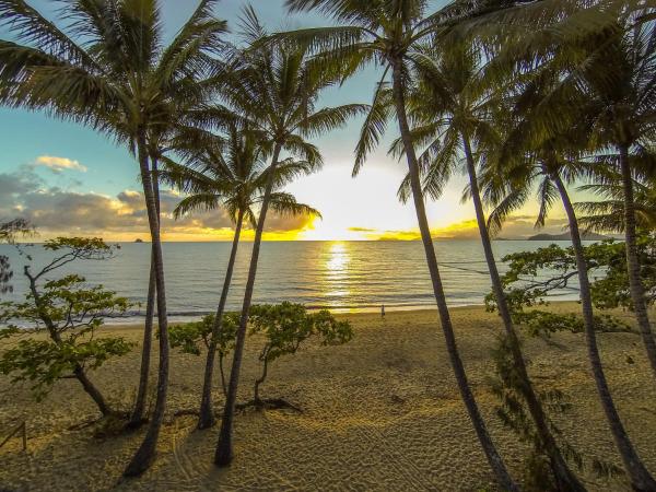 Marlin Waters Beachfront Apartments - Palm Cove