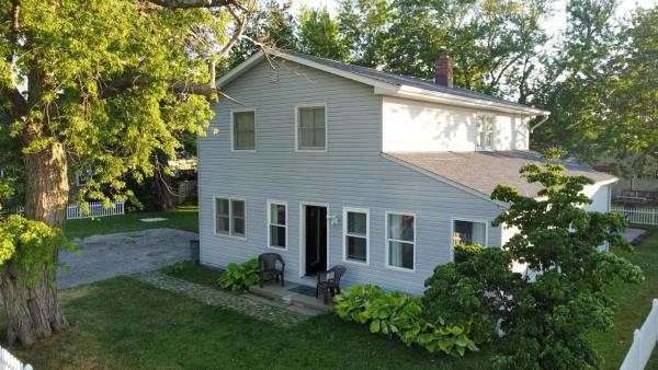 5 Bedroom Lakeside Home Sleeps 12 - Shared Lake Access, Large Yard, Central Air, Fire Pit, Horseshoes & More! - Geneva-on-the-Lake, OH