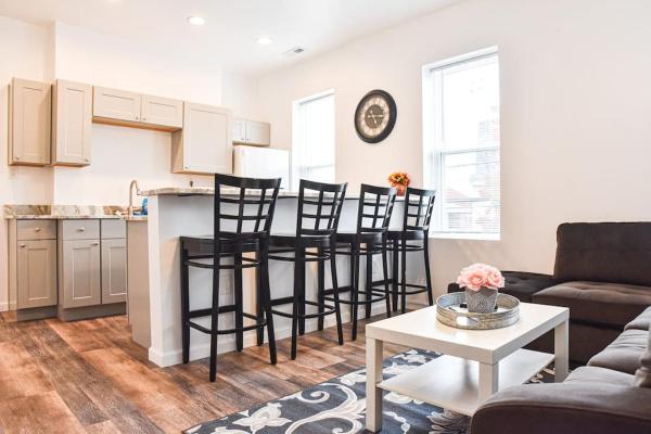 Beautiful Pittsburgh Home-walkable Area W Parking - Pittsburgh, PA