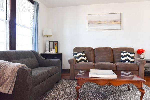 Beautiful 3 Bedroom Home Cozy Front And Back Porch - Pirate, West Mifflin