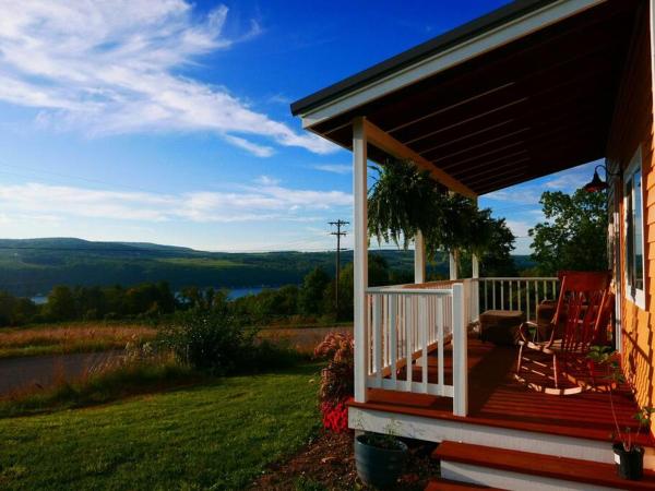 Vineyard Farmhouse With Hot Tub & Lake Views - 해먼즈포트
