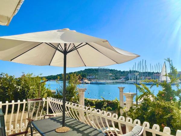 Apartments By The Sea Jezera, Murter - 19705 - Jezera