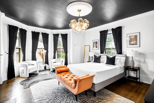 The Coach House - Marblehead, MA