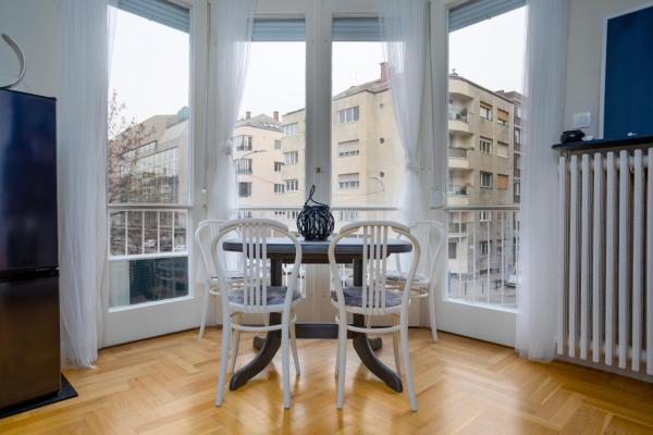 Golden Hour Apartment - Budapest