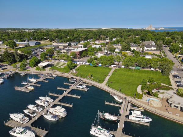 117b Edgewater Inn - Charlevoix, MI