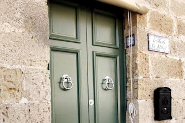 Charming 200 Year Old Cottage With Yard - Malta International Airport (MLA)