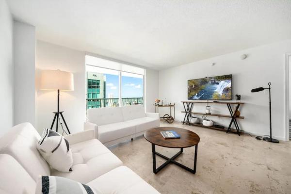Penthouse Apt W Private Balcony King Bed Parking - Coral Gables, FL