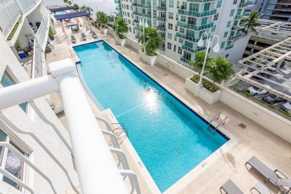2 Bedroom, 2 Bathroom Plus Den Brickell Condo Pool, Hot Tub, And Gym