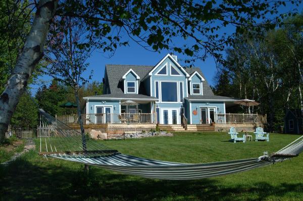 Sea Parrot Ocean View Manor - Cape Breton Island