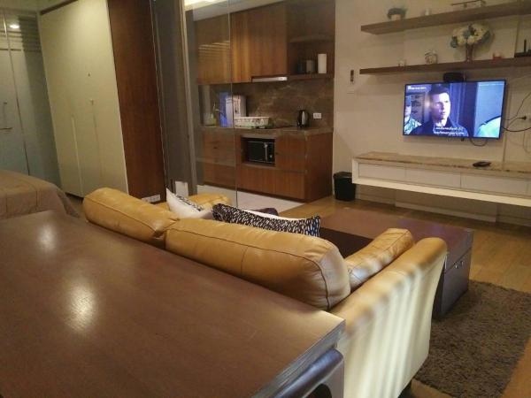 S39- 1 Bedroom Downtown Apt With Balcony And Pool - Khlong Toei