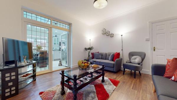 Jdb Romford 5-bedroom House With Parking - Romford