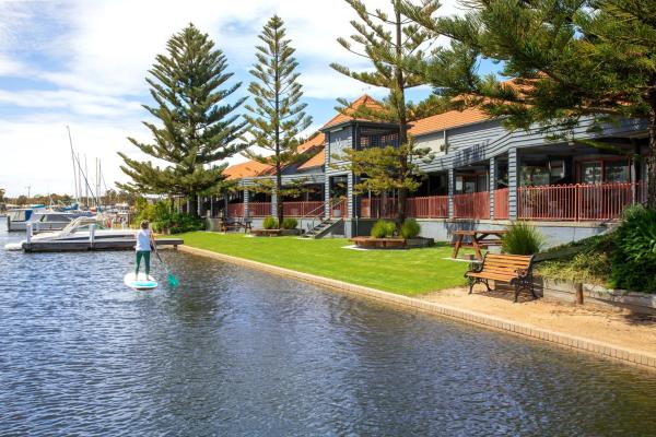 Mariners Cove Waterfront Motel And Apartments - Paynesville