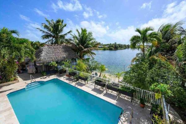 Lakefront Duplex With Pool Between Miami & Florida Keys 4 Bedroom 2 Bathroom - Palmetto Bay, FL