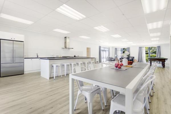 Deluxe 280sqm 3 Bedroom With Pool Table - 200m To Beach - Russell