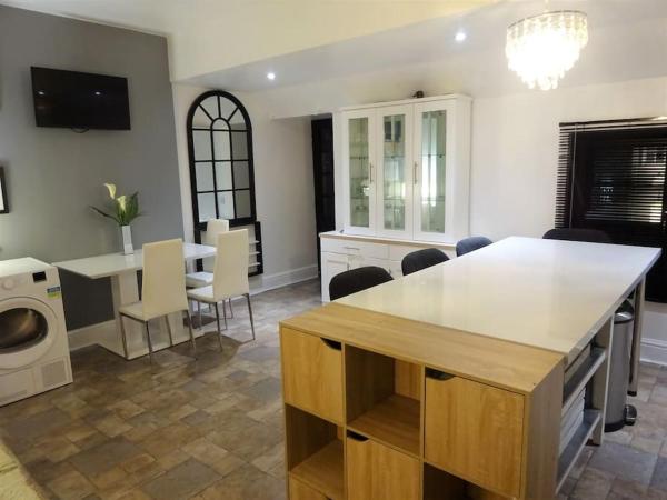 Beautiful Family Apartment Available Central Wigan I Free Parking I Sleeps 6 I - Greater Manchester