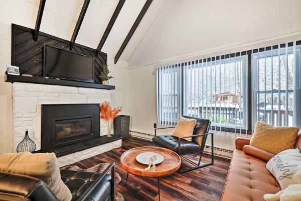 Pet-friendly Cabin With Hot Tub In Pocono Lake! - Arrowhead Lake, PA