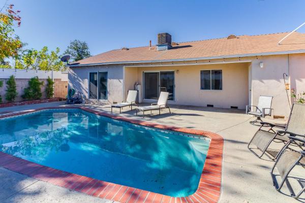 5 Bedroom Charmer With Pool - Los Angeles, CA