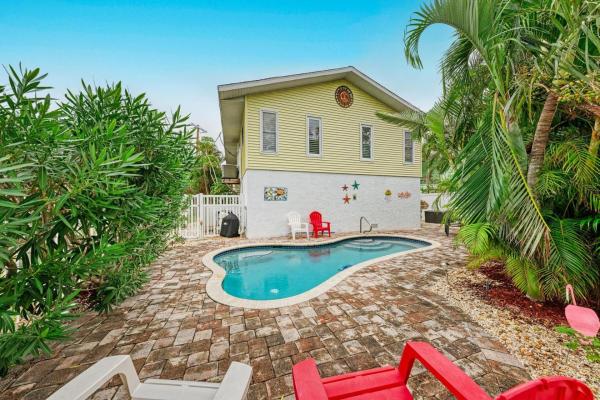 Dreamscape: North End Pool Home, 2 Blocks To Beach By Anna Maria Life Vacation Rentals - Anna María, FL
