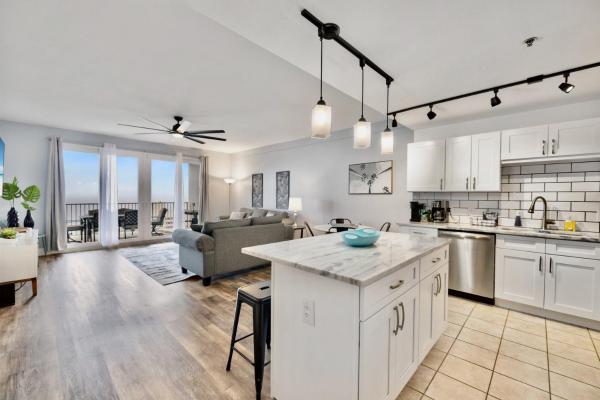 Luxurious 4 Bedroom Condo! Gulf Views! Sleeps 10 & Easy Beach Access! By Dolce Vita Getaways Pcb - Florida