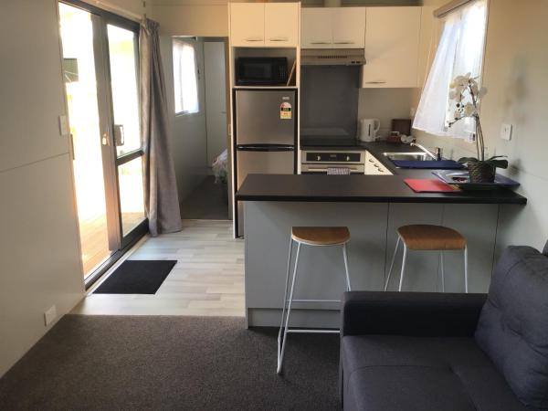 Adorable 1-bedroom Guesthouse With A Deck - Wairarapa