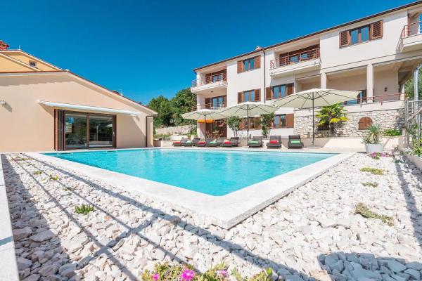E&t Apartments With A Beautiful Pool (Yellow) - Labin