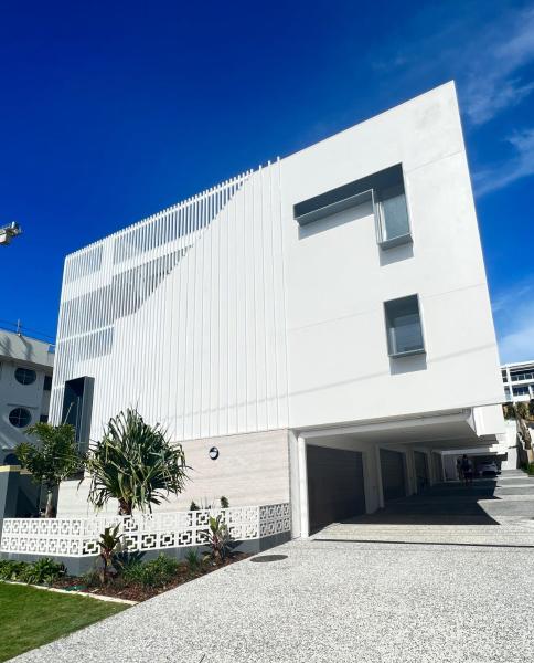 Unique Kirra Townhouse - Gold Coast
