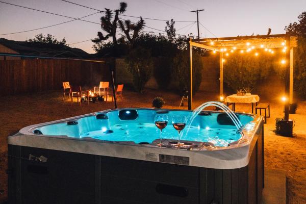 Minutes To Jt National Park, Hot Tub & Game Room - California