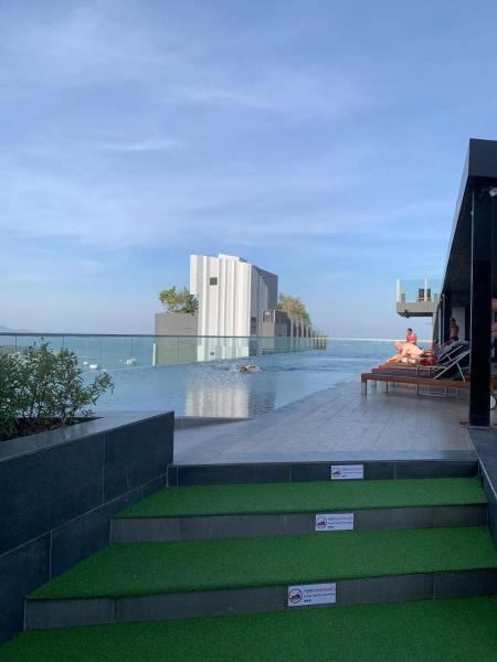 泰国芭提雅顶层无边游泳池公寓Thebase健身房 - Rayong