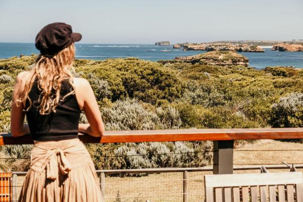Sunsets On Martyrs Coastal Luxury Beach House Peterborough - Port Campbell