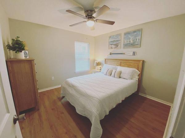 White Sand Getaway Steps From Beach - Gulfport, MS