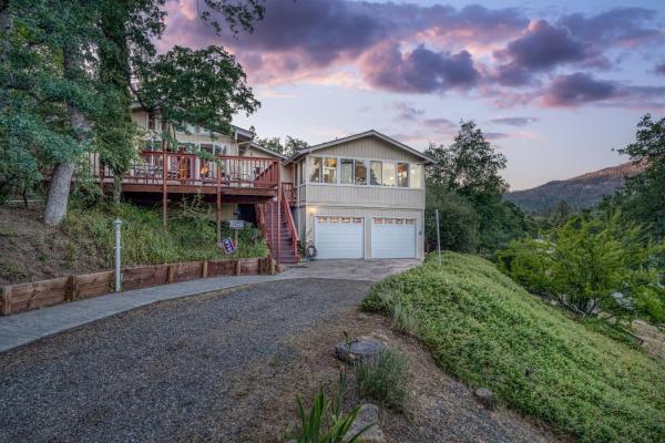 The Red Rose With Private Deck - Bass Lake, CA