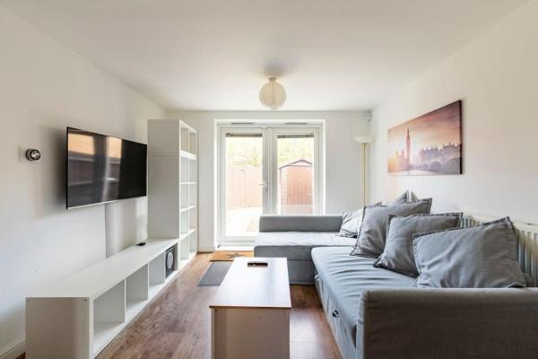 Modern & Stylish 2 Bedroom Apartment! - Ground Floor - Free Parking For 2 Cars - Netflix - Disney Plus - Sky Sports - Gigabit Internet - Newly Decorated - Sleeps Up To 5! - Close To Bournemouth Train Station - Bournemouth
