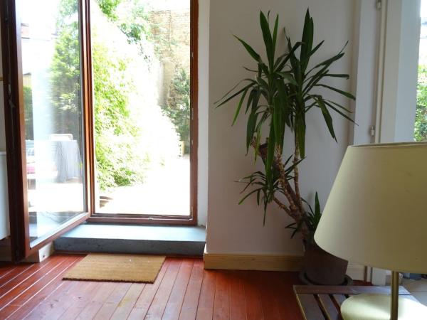 Garden Apartment On Art Nouveau Street In Central Prague - Praga