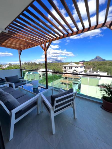 Top-floor Modern 3bd Penthouse With Beautiful Mountain View Terrace - 5 Min Walk To Beach - Mauritius