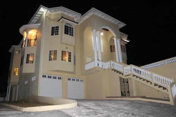 A Luxurious 4-bedroom Private Villa With Games Room, Theatre & Modern Art - Montego Bay