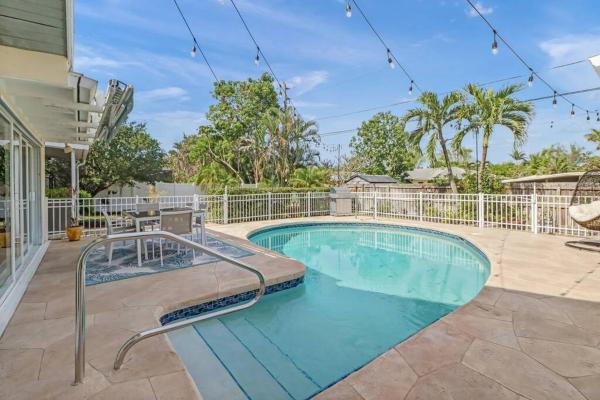 House W/ Heated Pool In Naples 5 Min To Beach - Naples, FL