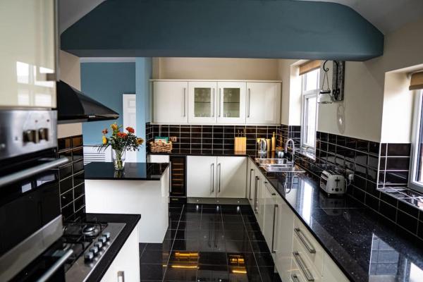 Spacious Family Home Minutes From The Beach - Blackpool