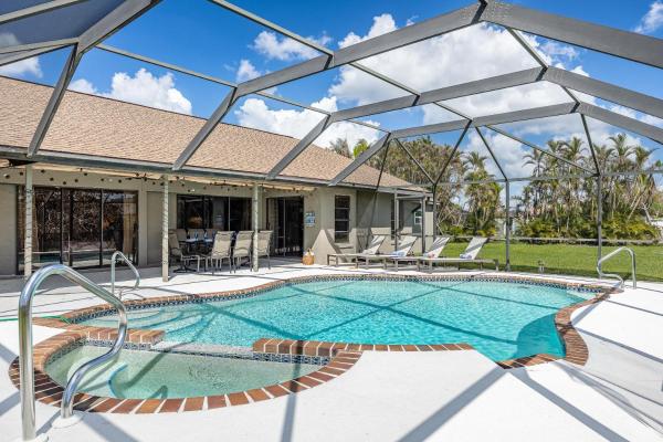 Heated Pool, Sleeps 8 - Villa Sunny Daze - Fort Myers, FL