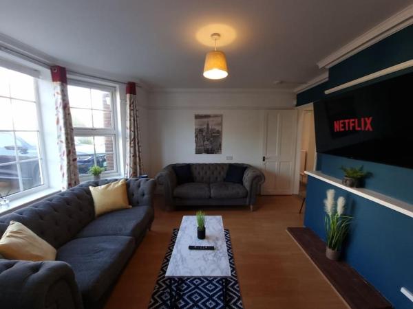 Stylish 6 Bedroom House With Comfy Living Space - Wroxham