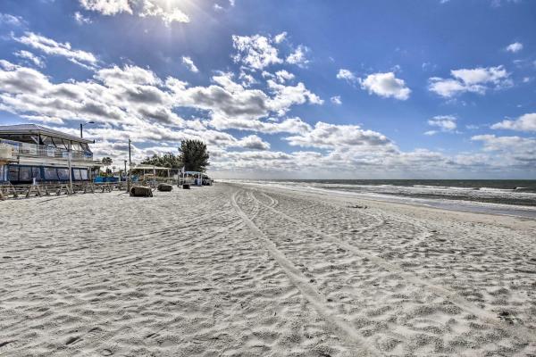 St Pete Condo Walking Distance To Beach! - St. Pete Beach, FL
