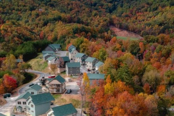Shelter Me - 5 Miles To Dollywood , Hot Tub, Wi-fi, Game Room - Pigeon Forge, TN