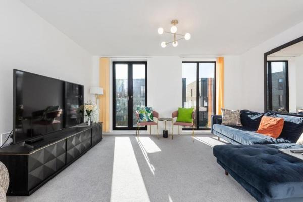 Amazing New Built Townhouse With Garden In London - Barnet