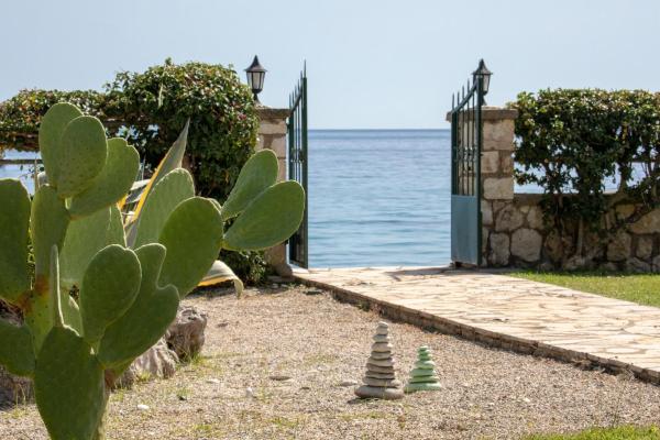 Cote Jardin Seafront Villa Direct Access To The Beach - Kalami