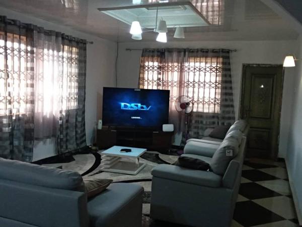 Well Presented Apartment With 2 Master Bedrooms. - Sierra Leone