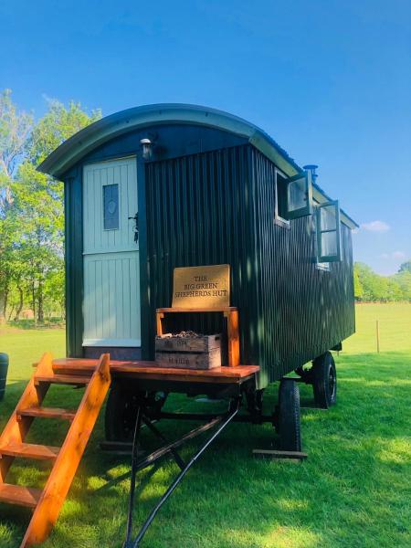 The Big Green Shepherds Hut - Crawley